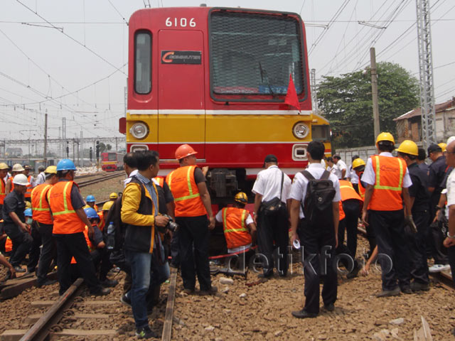KRL Anjlok di Manggarai Dievakuasi
