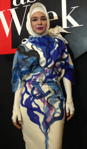 Foto: Cantiknya Dewi Sandra Dalam Balutan Gaun Norma Hauri