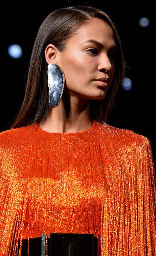 Tampil Gaya dengan Tren Terkini: Anting Berukuran Jumbo