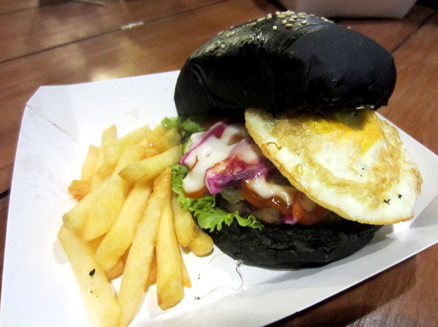 Makan Malam Spesial dengan Burger Hitam yang Gurih Enak