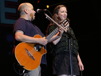 Penampilan Sederhana Frente Meriahkan The 90's Festival