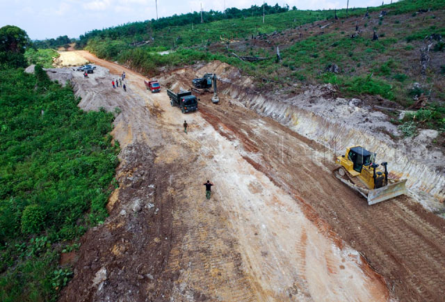 Pembangunan Jalan di Hutan Perbatasan RI-Malaysia