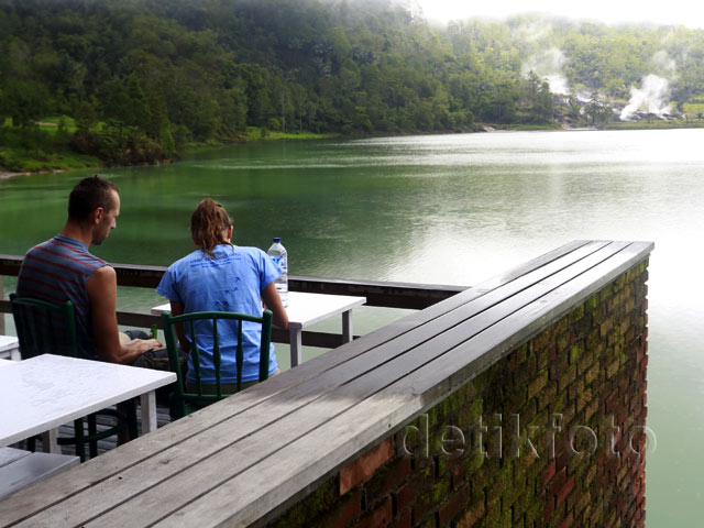 Melihat Keindahan Danau Linow di Tomohon