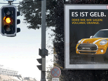 Iklan Unik MINI Cooper, Warna Mobil Gonta-ganti Sesuai Warna Lampu Lalin