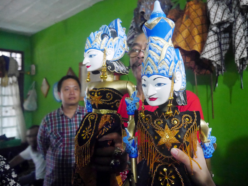 Mengintip Pembuatan Wayang Golek di Bogor