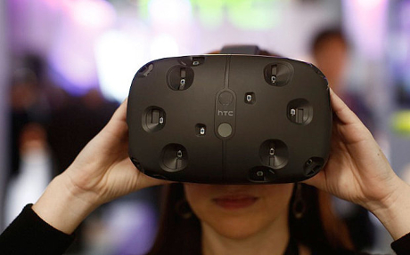 HTC Bawa Headset Virtual Reality Keliling Warnet