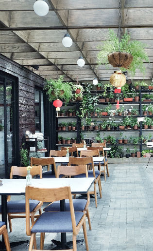 Makan 'Cantik' Sambil Menunggu Senja di Restoran Hause of Rooftop, Kuningan