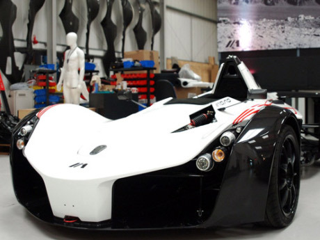 Goda Kaum Muda China, Pabrikan Ini Tawarkan Mobil Balap Versi Jalan Raya