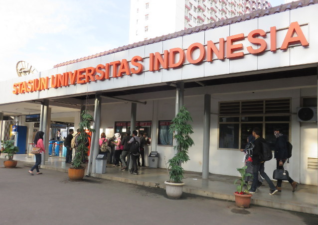 Di Stasiun UI Bisa Jajan Siomay dan Puding Sutera yang Enak