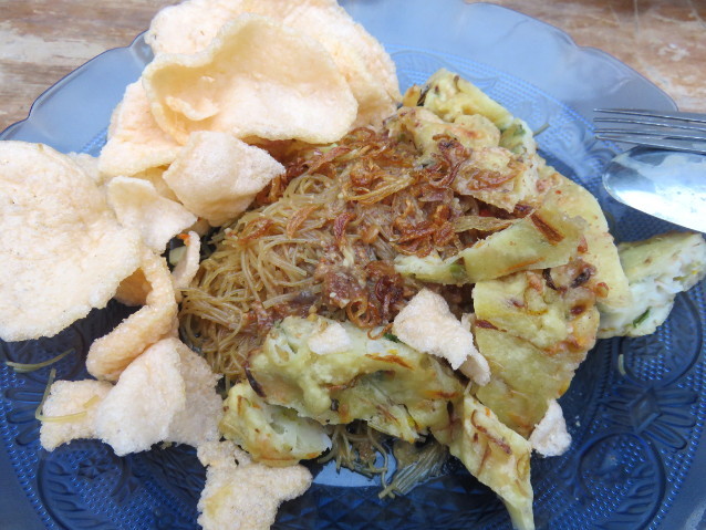 Yuk, Cicip Jajanan Murah Mengenyangkan di Stasiun Sudirman Ini!