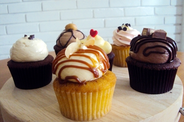 Lulu & Kayla Cakes: Lembut Alami French Kiss dan Salty Caramel Cupcakes