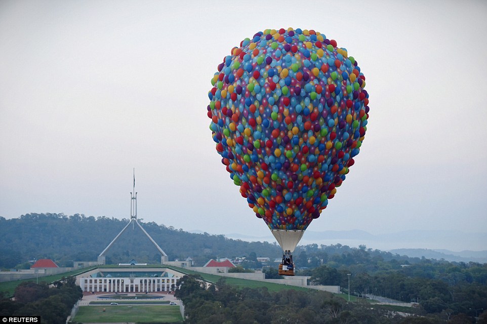 Seperti Film 'Up', Traveler Keliling Dunia Naik Balon Warna-warni