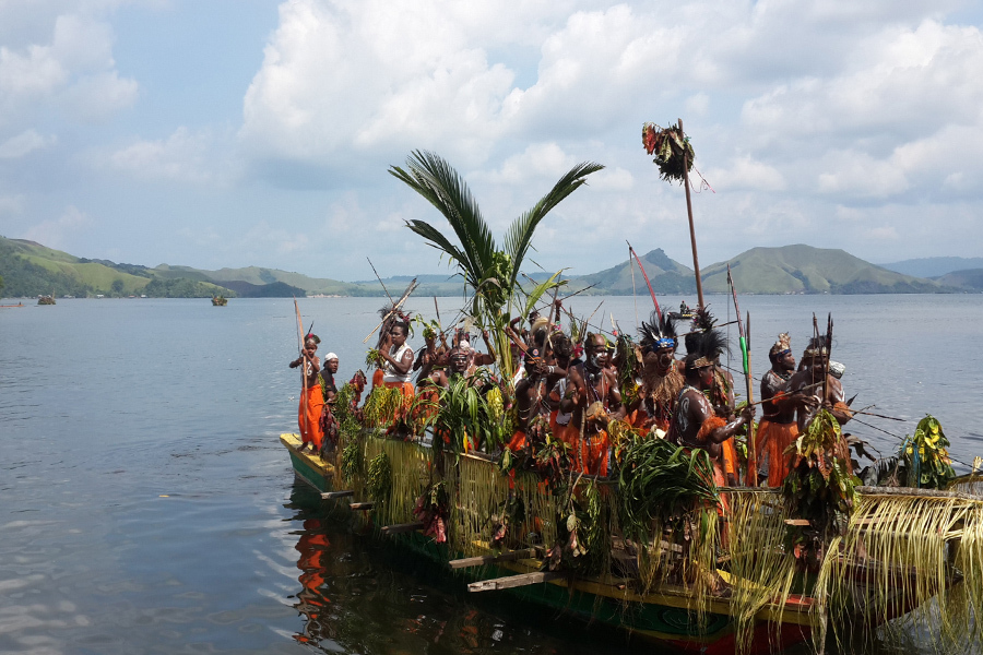 Tari Perang Warga Sentani di Atas Perahu, Menakjubkan!