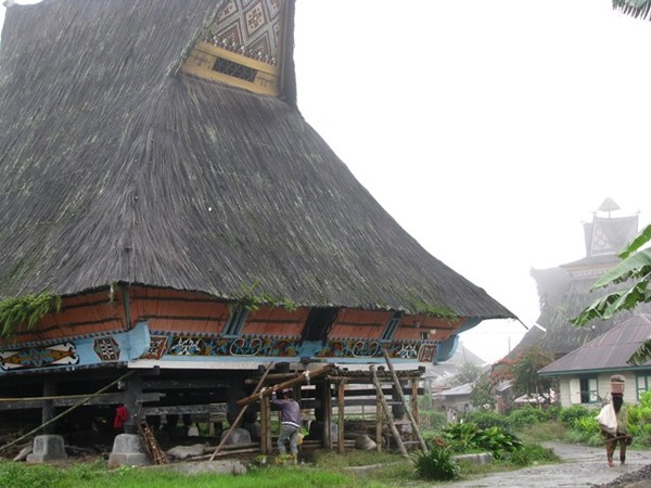 Seni Arsitektur Desa Lingga yang Tahan Gempa