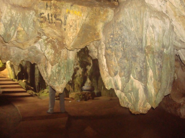 Arsitektur Alam Goa Lawa dan Kegelapan Goa Macan