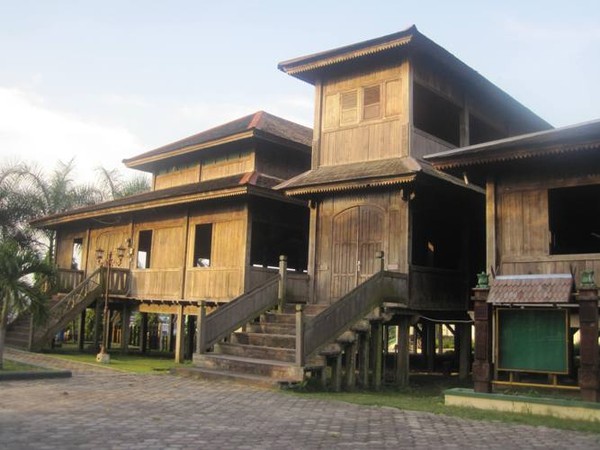 Mempertahankan Sejarah Istana Kuning