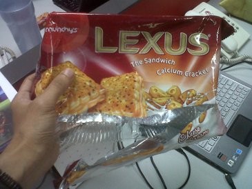 Nama Lexus Jadi Merek Biskuit di Malaysia