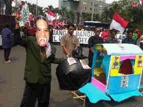 Seratusan Orang Demo Tolak Gita Wirjawan Masuk Kabinet