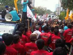 Ratusan Orang Demo Freeport, Lalin Kuningan Arah Menteng Macet