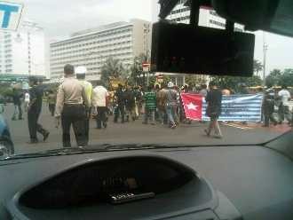 Pendemo Bawa Spanduk Gambar Bendera OPM Juga Beraksi di Depan Istana