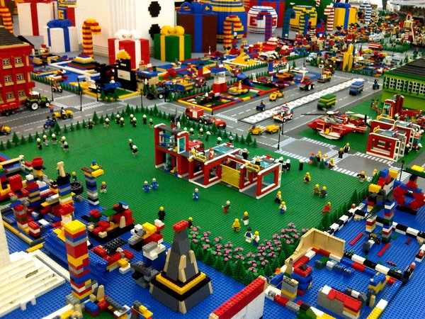 Wah! Ada Kota Lego Bernuansa Natal di Senayan City