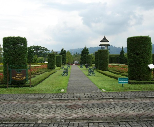 Taman Bunga Nusantara, Labirin Mempertemukan Kita