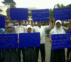 Pelajar Usung Ragam Poster Anti Menyontek di Gedung Sate