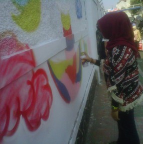 Aksi Coret-coret Tembok Bikin Suasana Stasiun Bandung jadi Beda