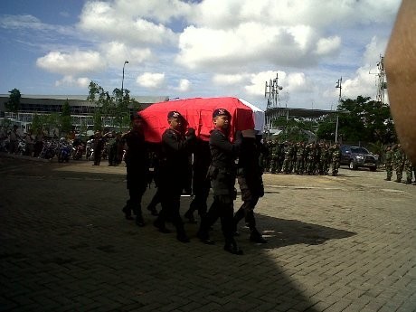 2 Jenazah Polisi Korban Pembunuhan di Poso Dimakamkan