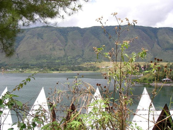 Bukit-bukit di Samosir, Pegunungan Alpen Versi Tropis