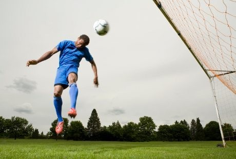 Sering Sundul Bola Bisa Pengaruhi Kemampuan Berpikir