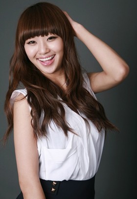 Hyorin Sistar 2013 Watch: SISTAR's Hyorin Welcomes You To "Paradise"