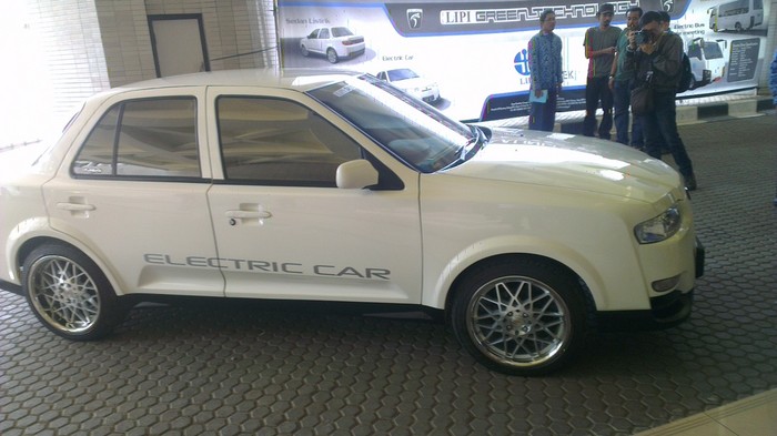 LIPI Luncurkan 2 Mobil Listrik Made in Indonesia