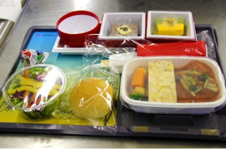 Makanan Lezat di Pesawat Disajikan Melalui 6 Tahapan Ini