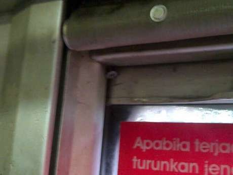 PT KAI: Tak Ada Kebijakan Pemakuan Jendela KRL Commuter Line