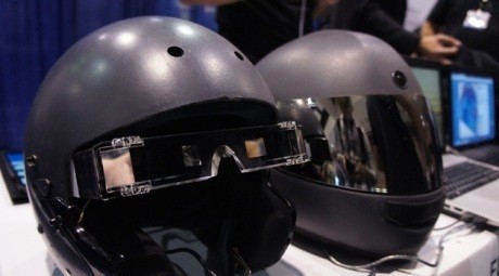 Helm dengan OS Android