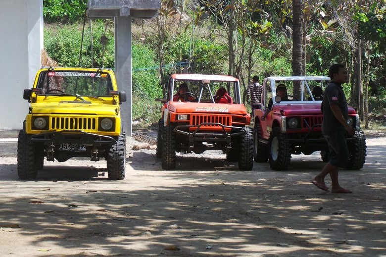 Naik Jeep ke Pantai Timang di Gunungkidul, Seru!