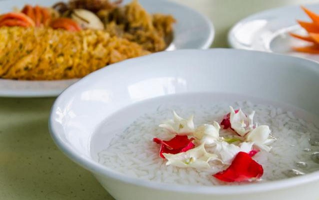 Khao Chae, Rendaman Beras dan Air Melati yang Disajikan untuk Raja