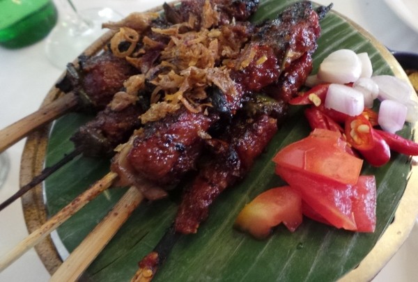 Tempayan Dining: Sedap Enak Nasi Goreng Kulit Ayam dan Cumi Asin Cabe Hijau
