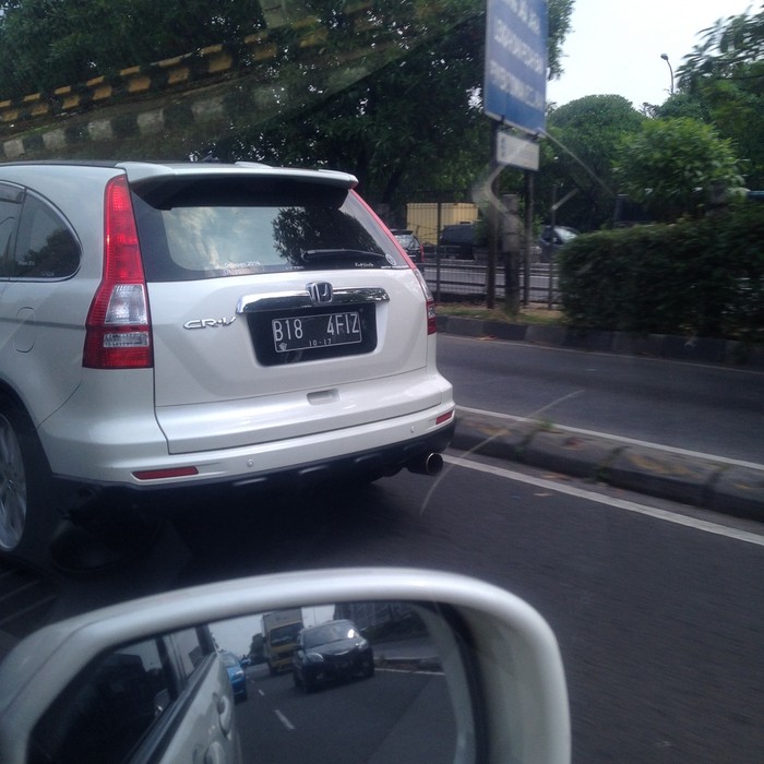 Mobil yang Melintas di Jalan di Jakarta ini Nopol-nya Dipermak, Boleh ...