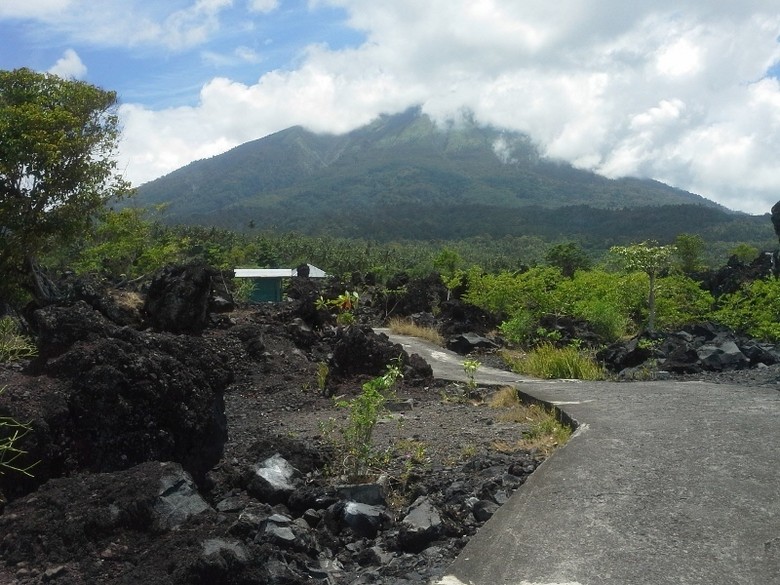 Gunung Gamalama Meletus, Garuda Batalkan 8 Penerbangan