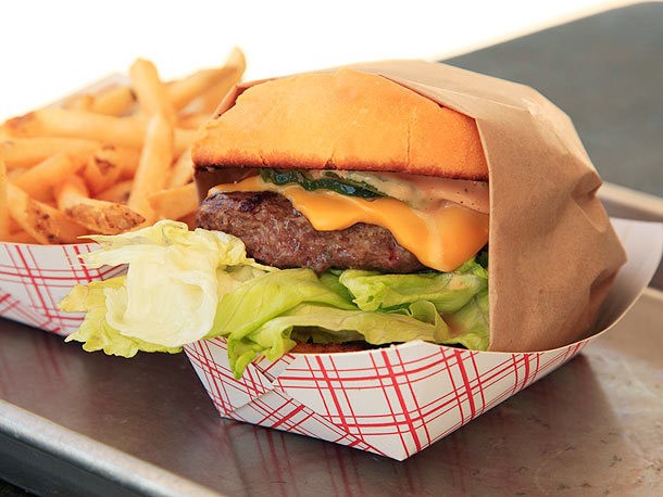 10 Restoran Ini Punya Burger Enak dan Unik yang Populer di Dunia (1)