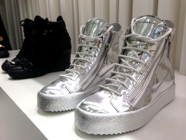 Stiletto Sampai Sneakers, Koleksi Terbaru Giuseppe Zanotti Dihiasi Emas Stiletto Sampai Sneakers, Koleksi Terbaru Giuseppe Zanotti Dihiasi Emas