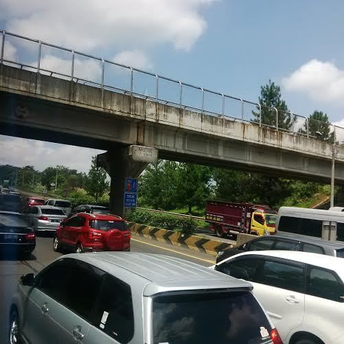 Di Lokasi Tabrakan 6 BMW Terlihat Tiang Rambu yang Patah dan Pecahan Kaca