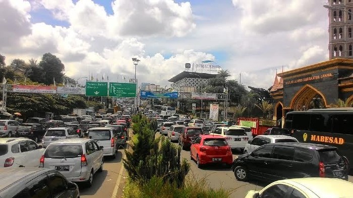 Tanggal Muda, Long Weekend, Ini Penampakan Puncak yang Macet Parah