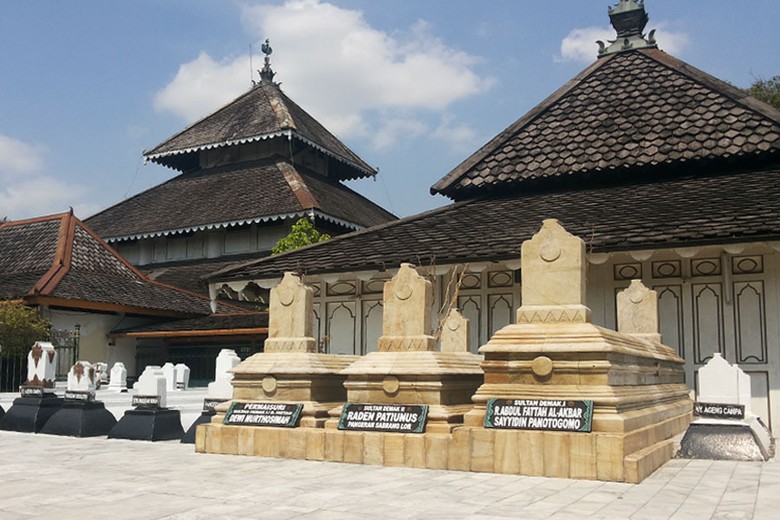 Wisata Religi di Demak, Ziarah ke Makam Raja Wisata Religi di Demak, Ziarah ke Makam Raja