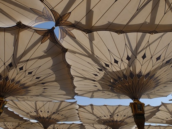 Payung Raksasa nan Istimewa di Masjid Nabawi