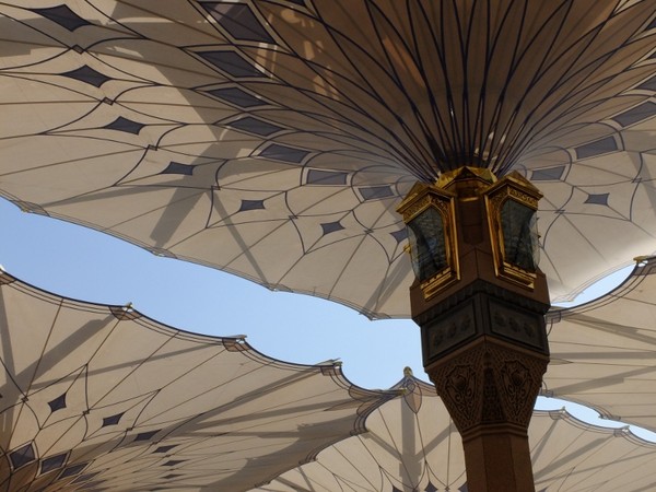 Payung Raksasa nan Istimewa di Masjid Nabawi