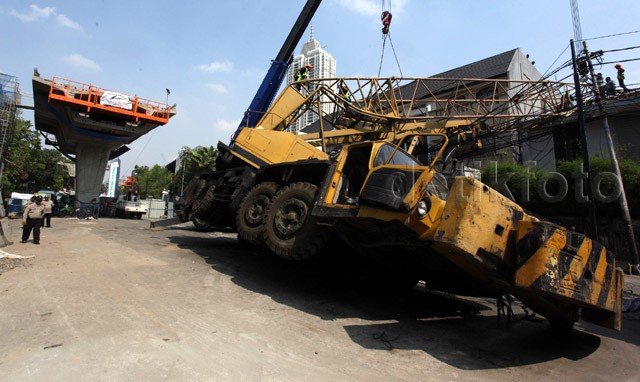 Crane Timpa Rumah Pensiunan Jenderal Polisi