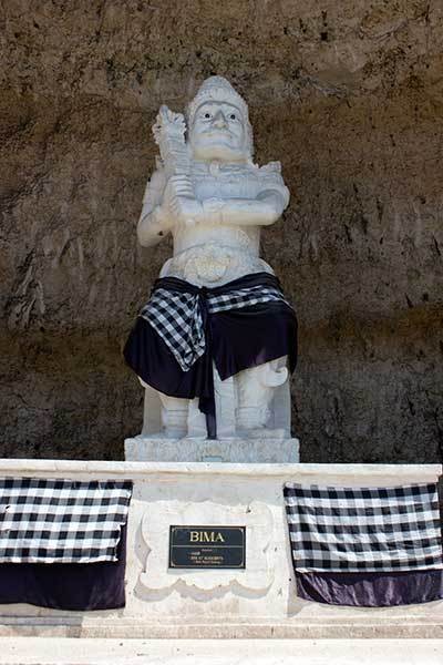 Berjumpa Dengan Tokoh Mahabharata di Pantai Pandawa